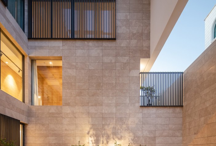 Architecture to protect of harsh desert sun. Mishref House by Studio ...