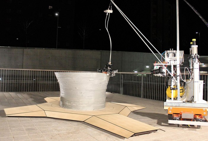 "Minibuilders". Small robots printing large scale structures | The ...