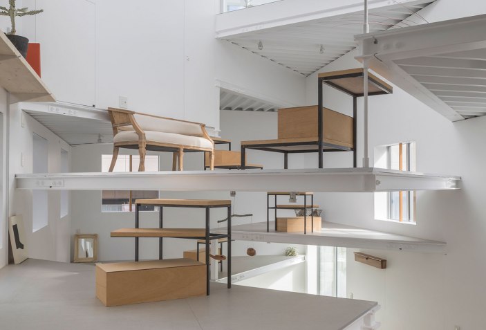 Unnecessary private rooms and storage space. House in Miyamoto by Tato ...