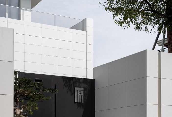 White and harmonious. L House by AD ARCHITECTURE | The Strength of ...