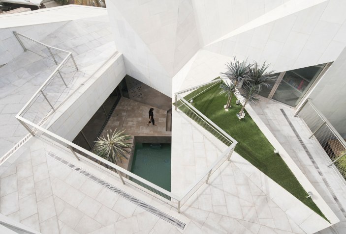 A house vs rock. Rock House by AGi Architects | The Strength of ...