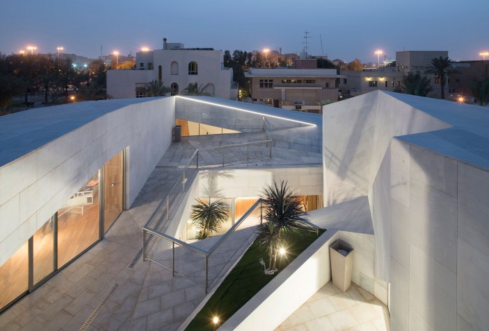 A house vs rock. Rock House by AGi Architects | The Strength of ...