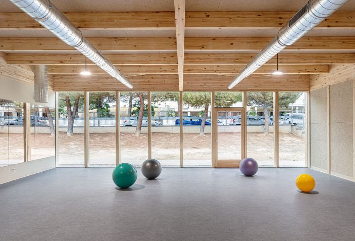 A gym that understands hardness. Gym on track by Ágora Arquitectura ...