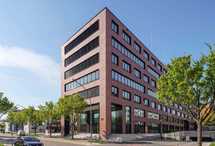 Two similar office buildings. LEO & ALEX by Tchoban Voss Architekten ...