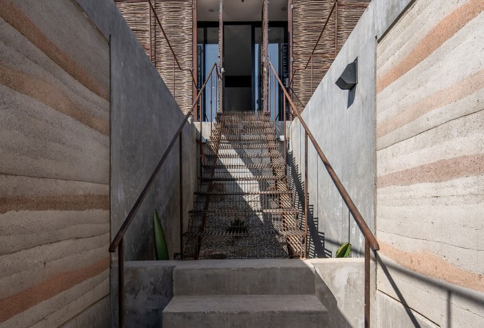 El hogar ancestral de una arqueóloga. Casa Martha por Alfredo Navarro ...