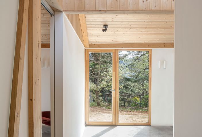 An intimate and warm home. GE house by Alventosa Morell Arquitectes ...