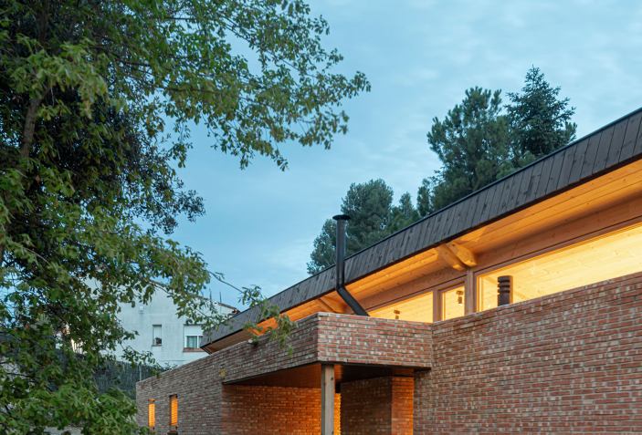 An intimate and warm home. GE house by Alventosa Morell Arquitectes ...