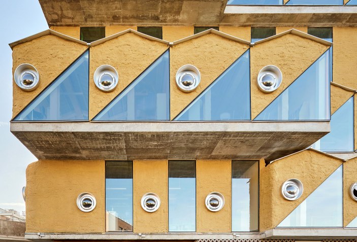 An indoor ecosystem of collective exploration. Reggio School by Andrés ...