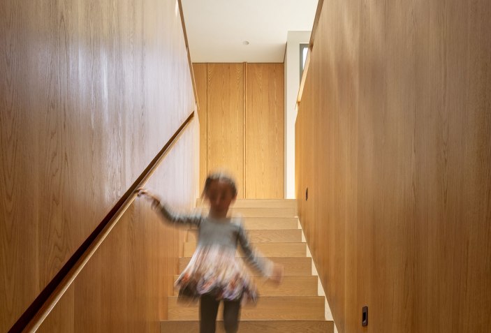Vida a través de los patios interiores. Casa Mika 22 por ASP ...