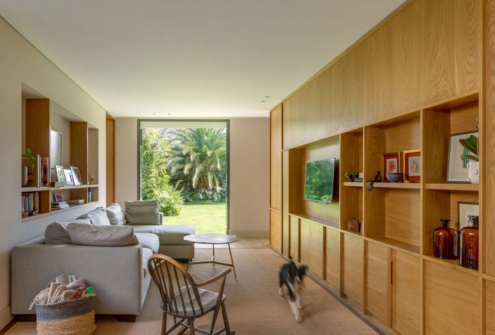 Vida a través de los patios interiores. Casa Mika 22 por ASP ...