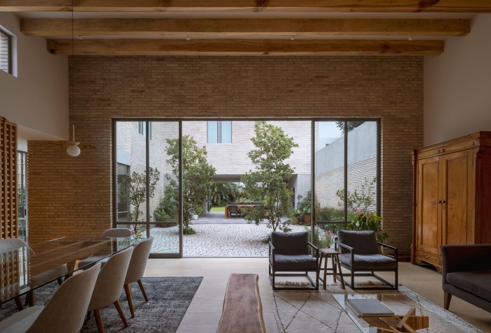 Vida a través de los patios interiores. Casa Mika 22 por ASP ...