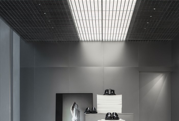 Tribute to Pompeii's past through materiality. hug x UMA WANG New ...