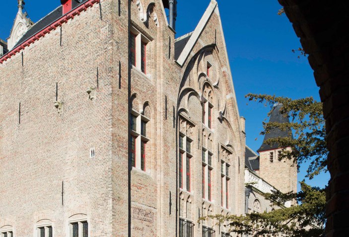 The rebirth of Bruges' architecture through the renovation of the ...