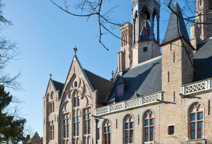 The rebirth of Bruges' architecture through the renovation of the ...
