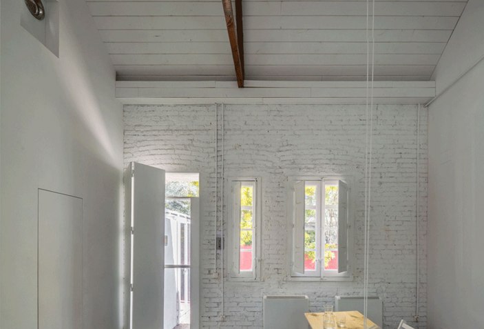 Renovation of a small terraced house by Pía Mendaro | The Strength of ...