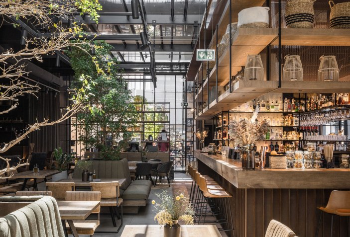 Espacio versátil como punto de encuentro. Restaurante WERK por BEEF ...
