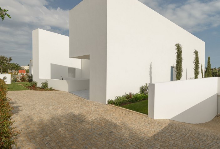 Between Two White Walls by Corpo Atelier | The Strength of Architecture ...