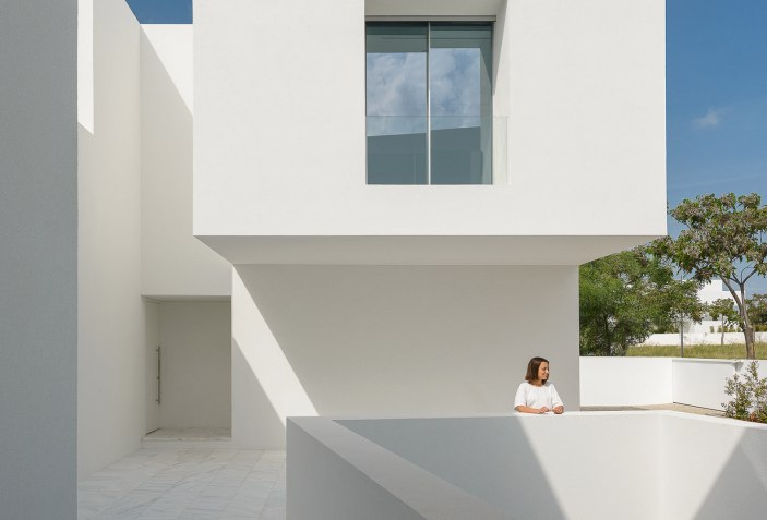 Between Two White Walls by Corpo Atelier | The Strength of Architecture ...