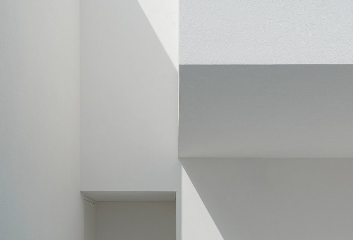 Between Two White Walls by Corpo Atelier | The Strength of Architecture ...