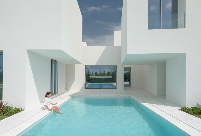 Between Two White Walls by Corpo Atelier | The Strength of Architecture ...