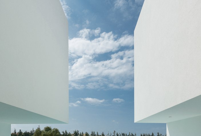 Between Two White Walls by Corpo Atelier | The Strength of Architecture ...