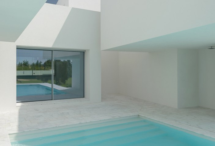 Between Two White Walls by Corpo Atelier | The Strength of Architecture ...