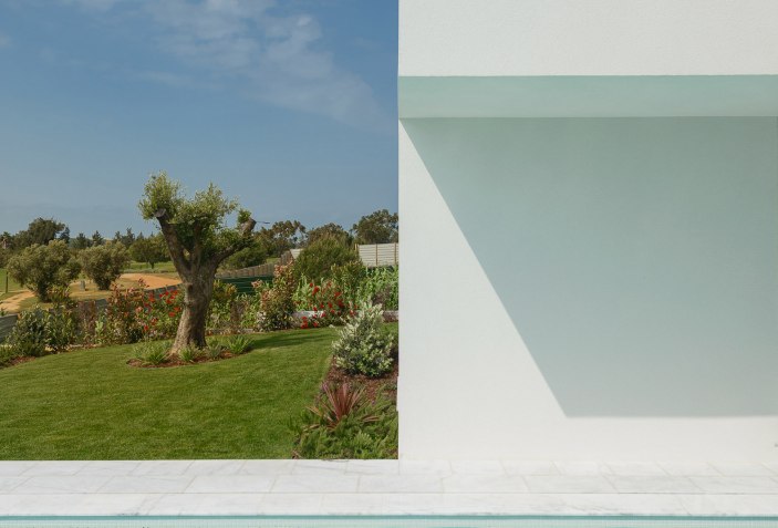 Between Two White Walls by Corpo Atelier | The Strength of Architecture ...