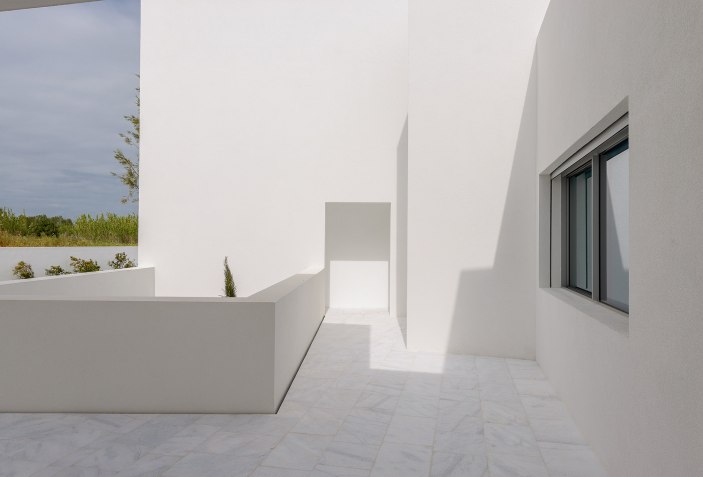 Between Two White Walls by Corpo Atelier | The Strength of Architecture ...