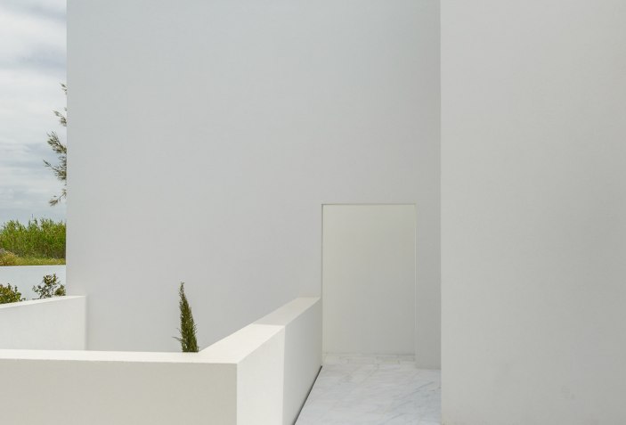 Between Two White Walls by Corpo Atelier | The Strength of Architecture ...