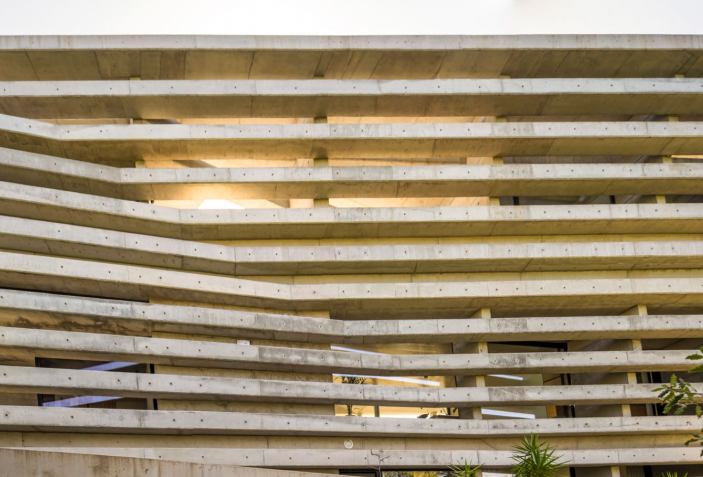 A sculptural envelope of concrete rings. Quinta do Rei by Contaminar ...