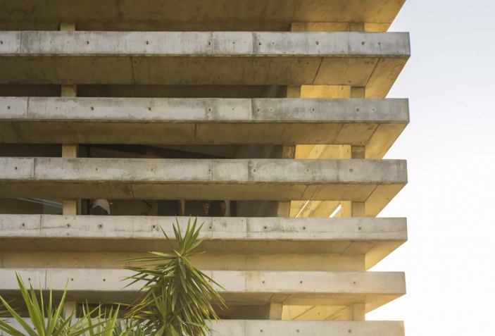A sculptural envelope of concrete rings. Quinta do Rei by Contaminar ...