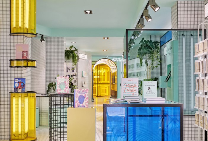 Luces y colores vivos. Tienda insignia RUBIO por Masquespacio | Sobre ...