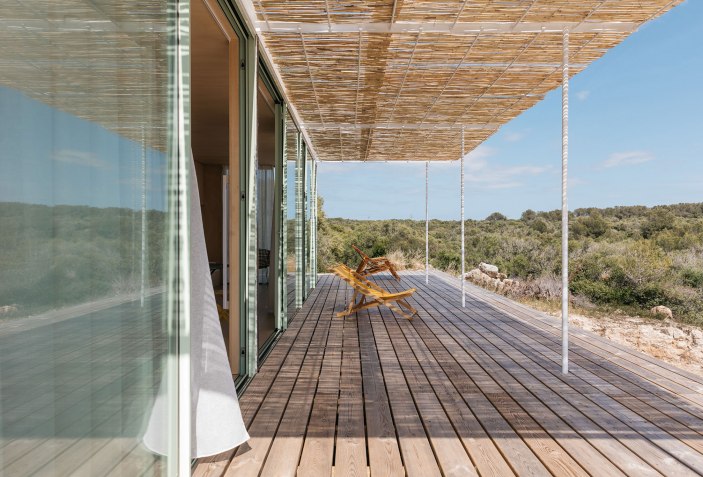 A privileged prefabricated home. House in Menorca by delaVegaCanolasso ...