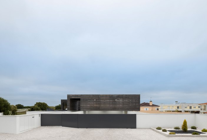 Horizontal bands framing the horizon. TD House by ESQUISSOS | The ...