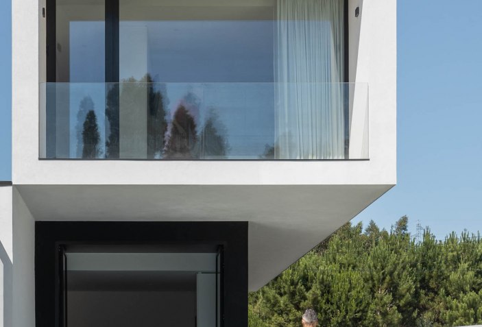 From the inside to the outside in one jump. Diagonal House by Frari ...