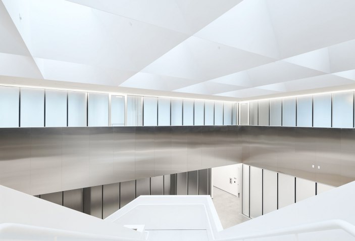 A sculptural and silverly big facility. Kathleen Andrews Transit Garage ...