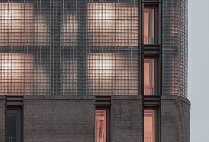 An elegant tower, an urban lantern. Buckle Street Studios London by ...