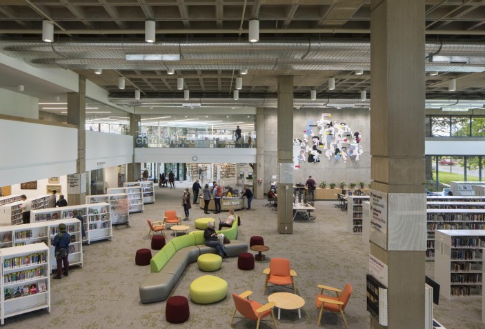 Reinterpretando el brutalismo de los 70. Renovación de la Biblioteca ...