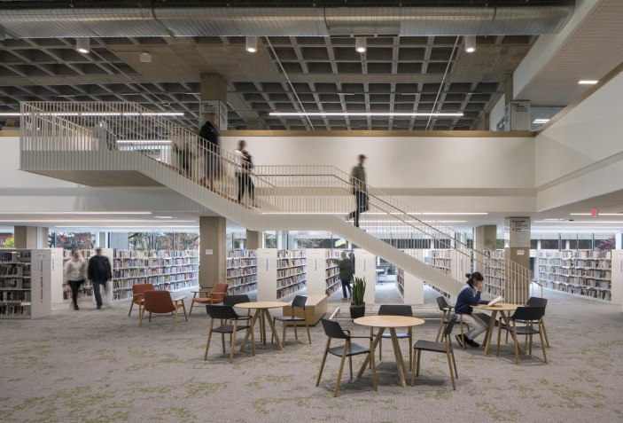 Reinterpretando el brutalismo de los 70. Renovación de la Biblioteca ...