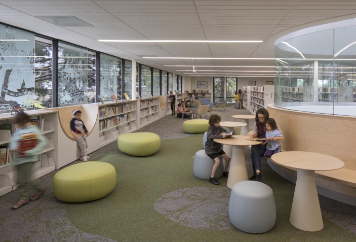 Reinterpretando el brutalismo de los 70. Renovación de la Biblioteca ...