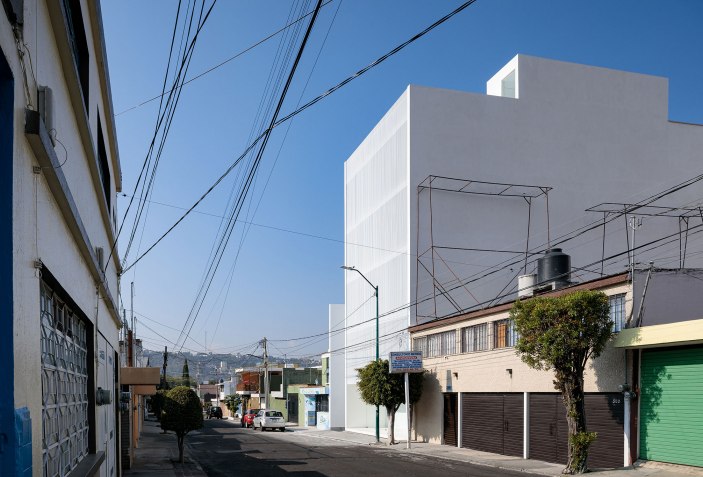 La torre como mecanismo de evocación al silencio. Torre AI por HW ...