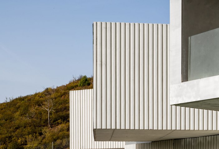 Living on the hillside. House in Torremocha by Ignacio Borrego | The Strength of Architecture ...