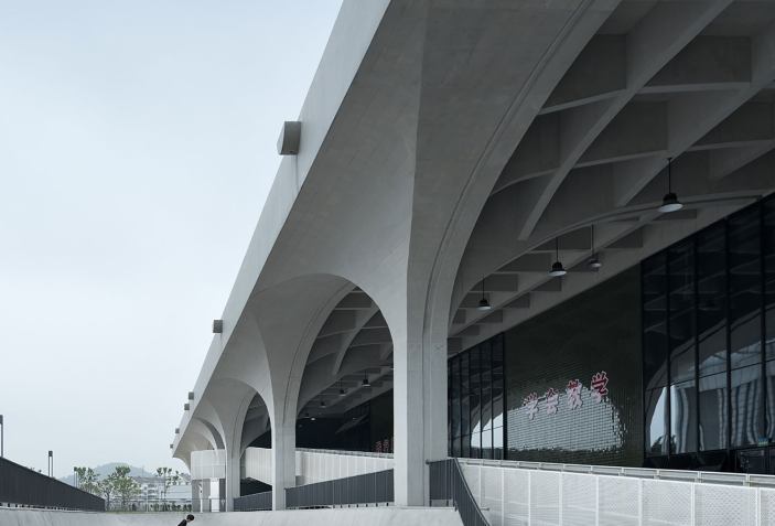 A soccer field as a roof. Indoor Sports Field of Shaoxing University by ...