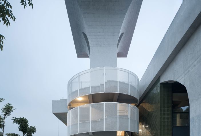 A soccer field as a roof. Indoor Sports Field of Shaoxing University by ...