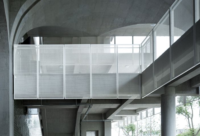 A soccer field as a roof. Indoor Sports Field of Shaoxing University by ...