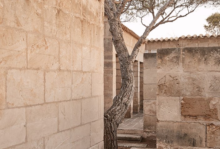 Jørn Utzon's Can Lis house, looking the Mediterranean, restoration by ...