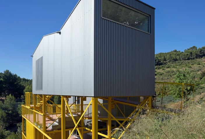A fragmented house on a slope. rNrH industrialized home by Juan Marco ...