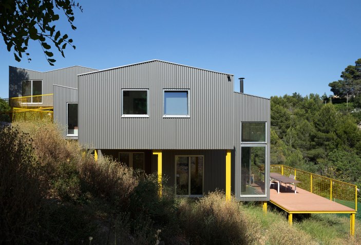 A fragmented house on a slope. rNrH industrialized home by Juan Marco ...