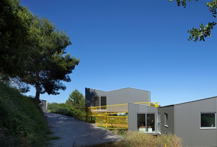 A fragmented house on a slope. rNrH industrialized home by Juan Marco ...