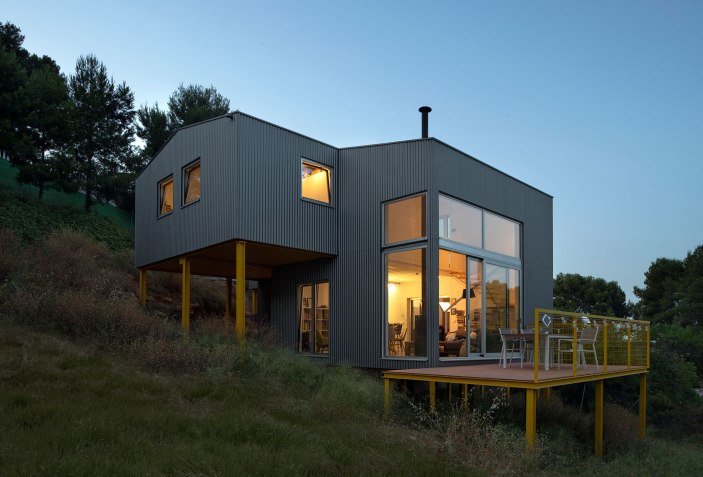 A fragmented house on a slope. rNrH industrialized home by Juan Marco ...